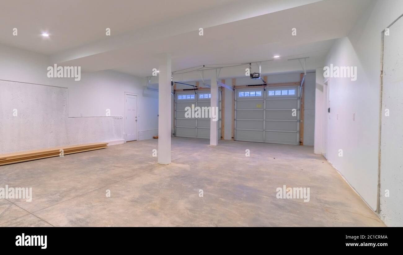Panorama crop Large white clean empty garage for cars Stock Photo - Alamy