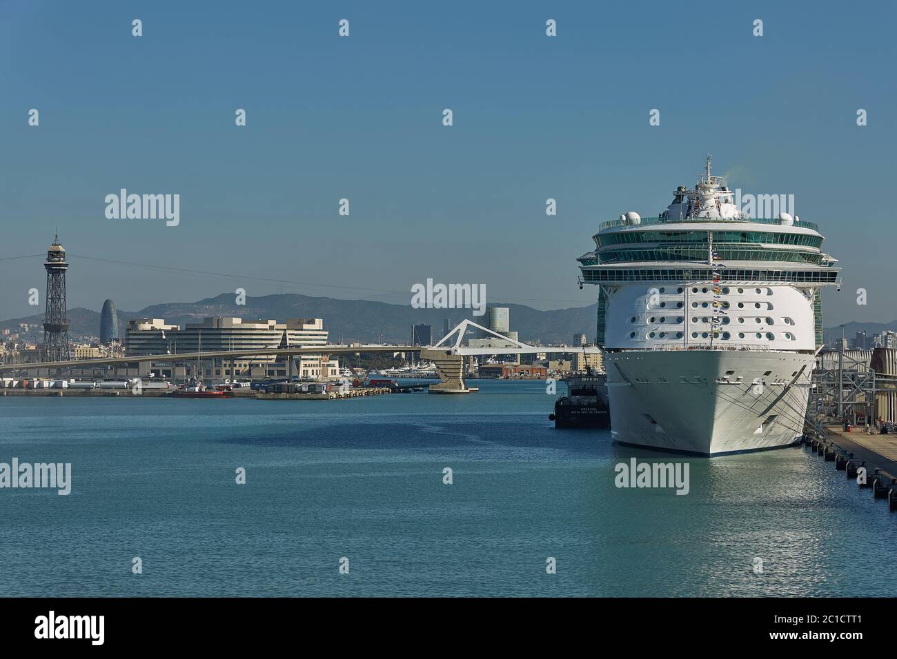 Ship docking at port hi-res stock photography and images - Alamy