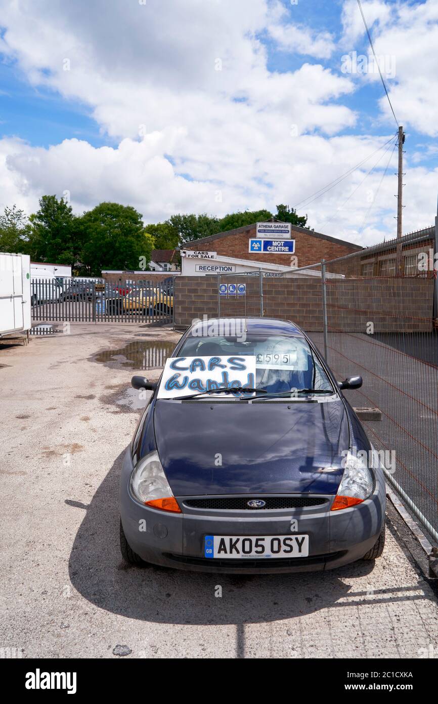 Cars wanted sign on car windscreen Stock Photo - Alamy
