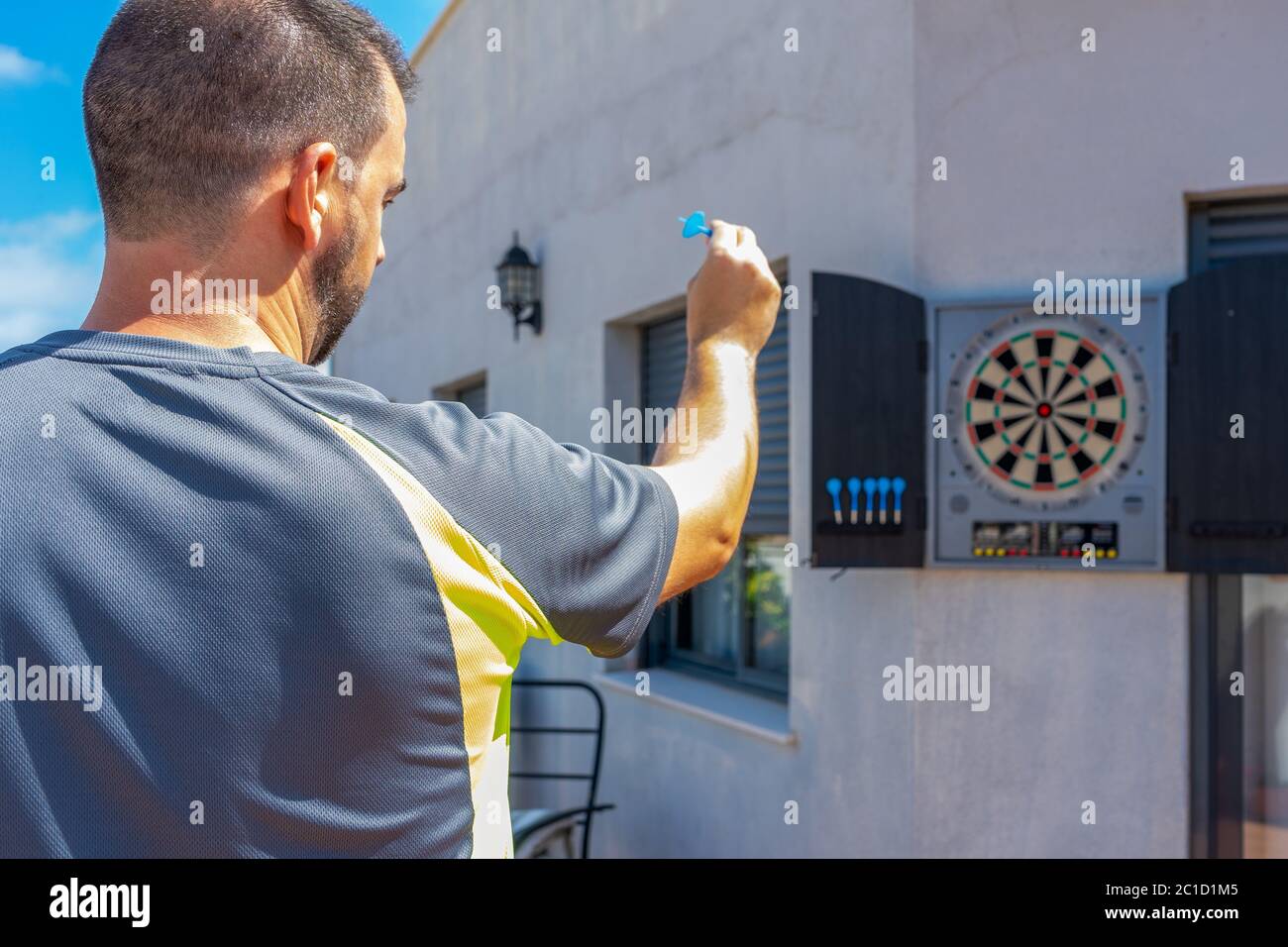 Man throwing a dart hi-res stock photography and images - Alamy