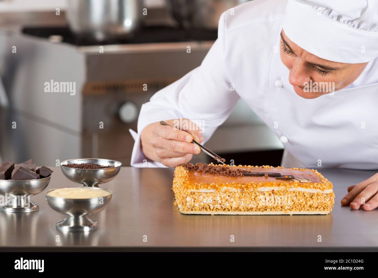 Pastry chef decorating cake hi-res stock photography and images - Alamy