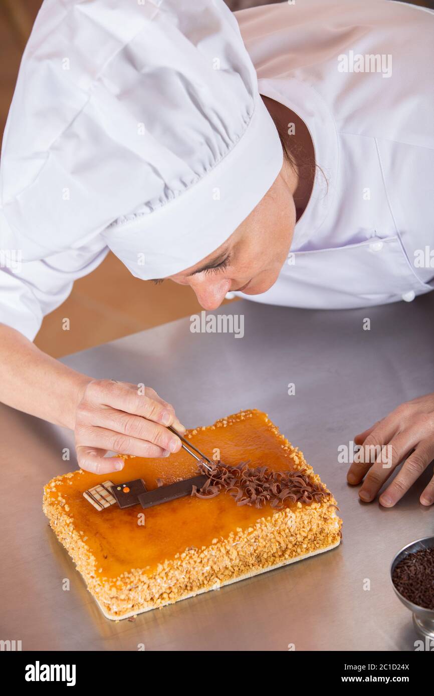 Pastry chef decorating cake hi-res stock photography and images - Alamy