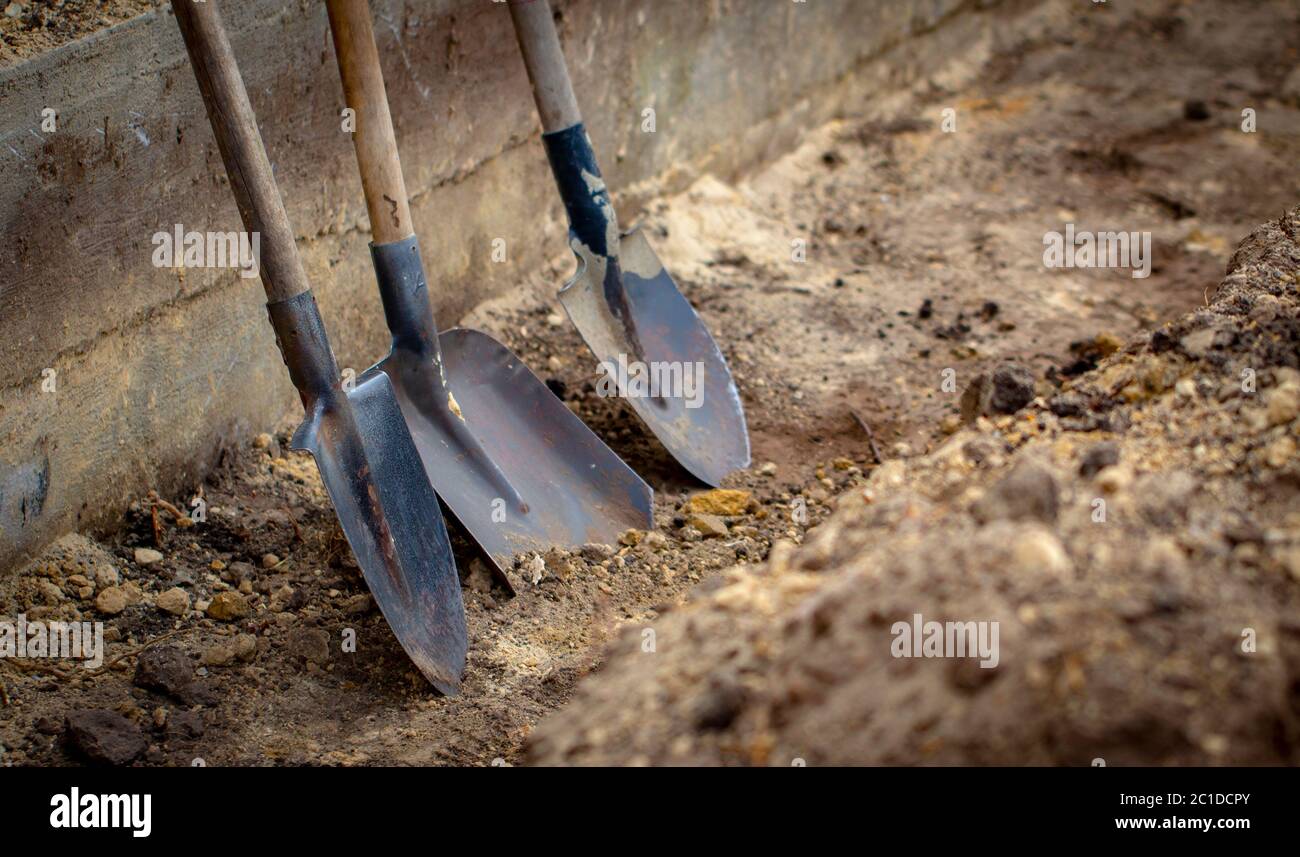 Shovel on a background of the trench Stock Photo - Alamy