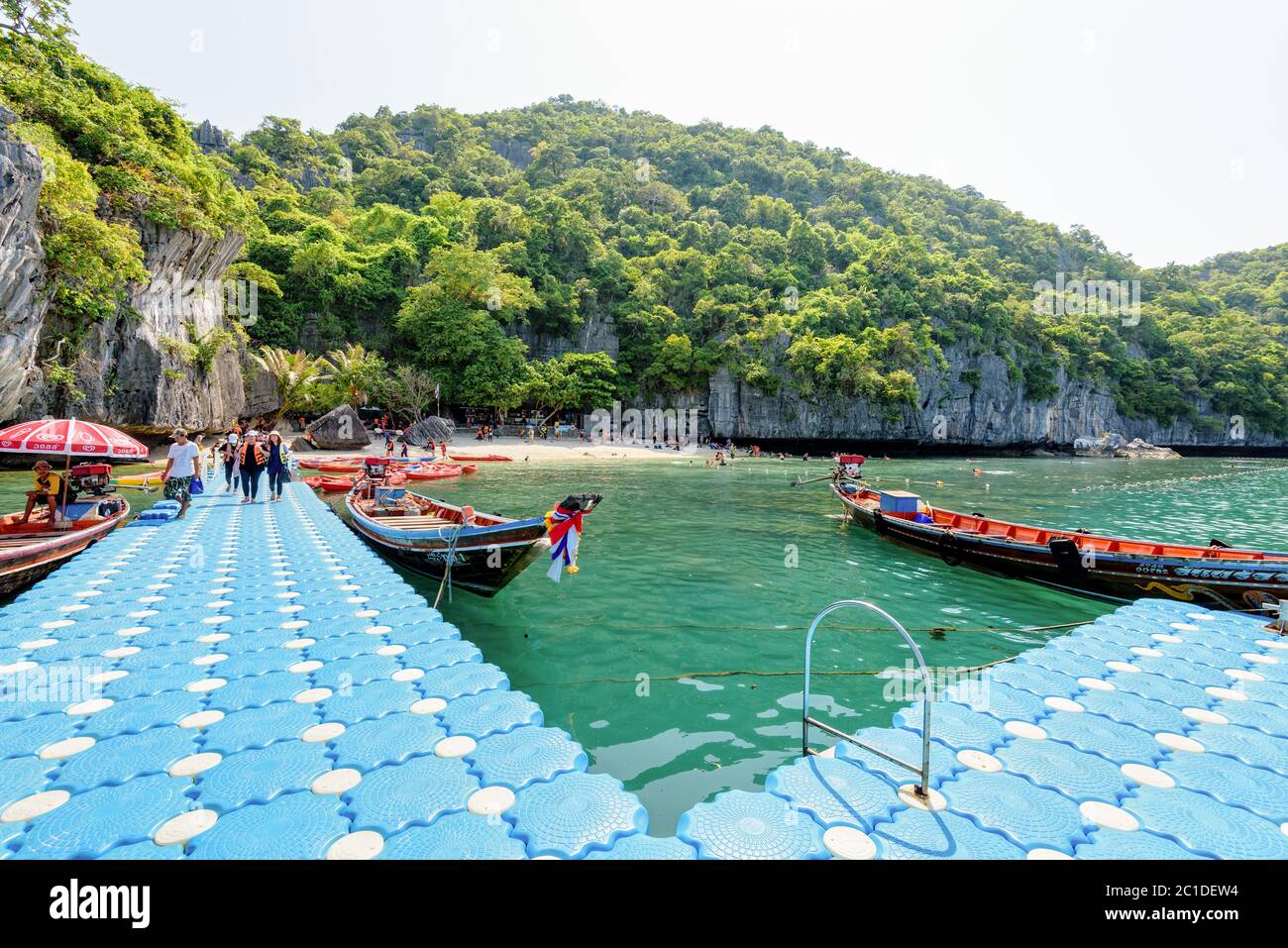 Tourist groups are relaxing on the beach Stock Photo - Alamy