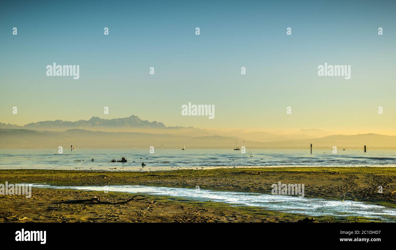 Lakeside land hi-res stock photography and images - Alamy