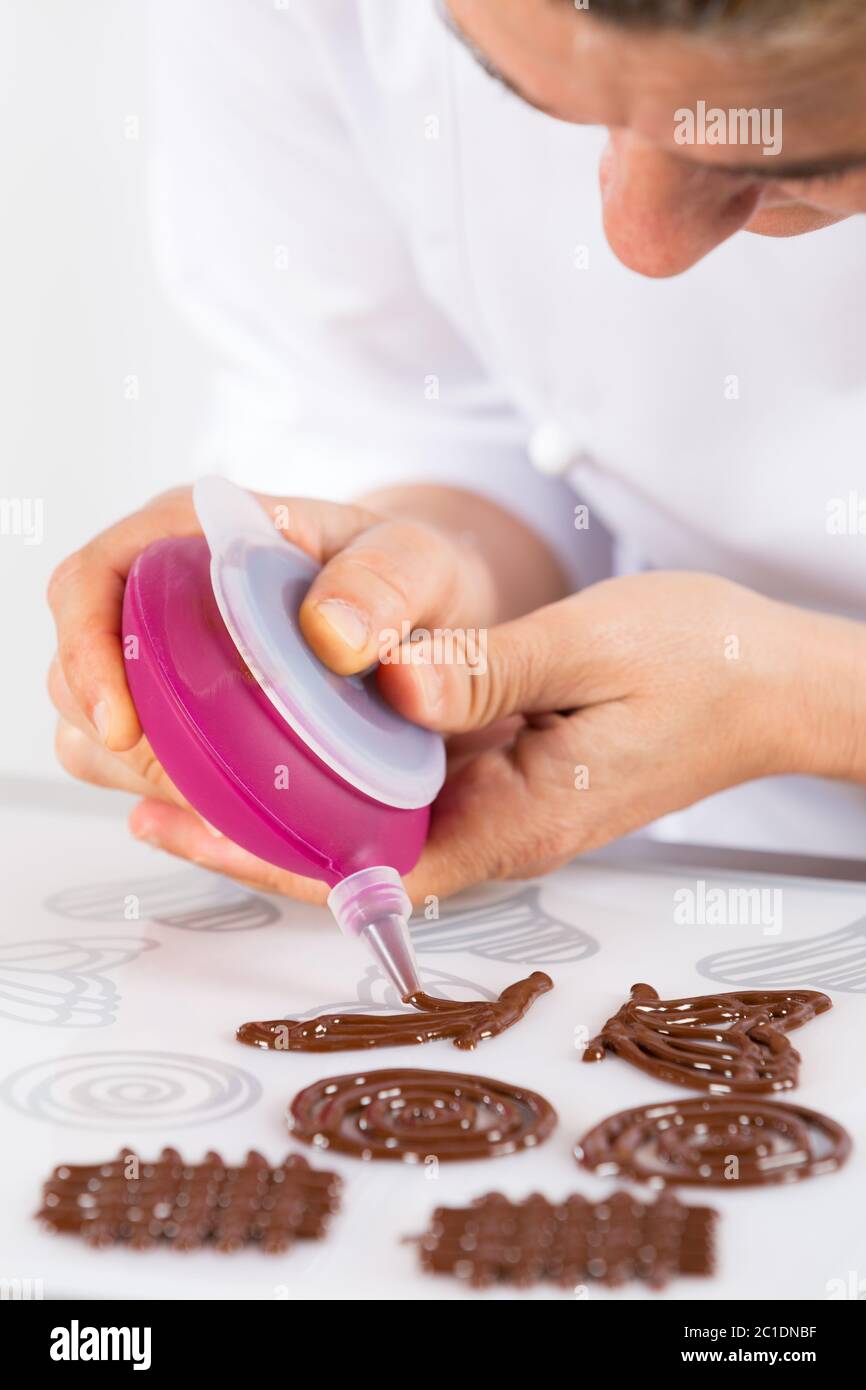 How to decorate a cake hi-res stock photography and images - Alamy