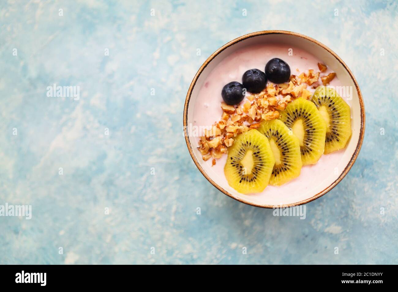 Cup of granola with yogurt and fruit Stock Photo - Alamy