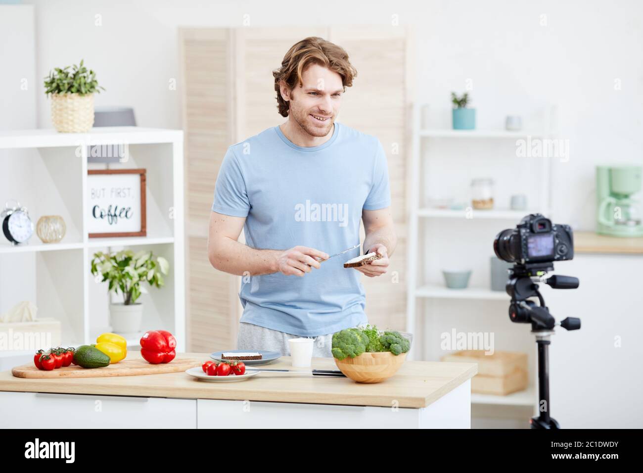 Men eating sandwiches hi-res stock photography and images - Alamy