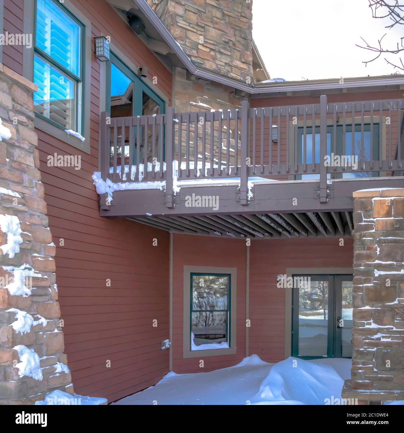 Balcony over entrance hi-res stock photography and images - Alamy