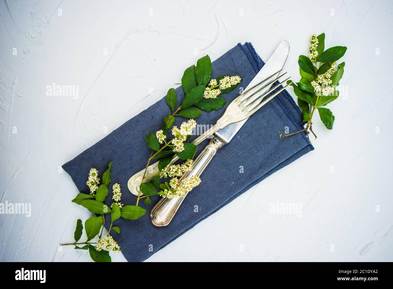 Summer floral table setting Stock Photo - Alamy