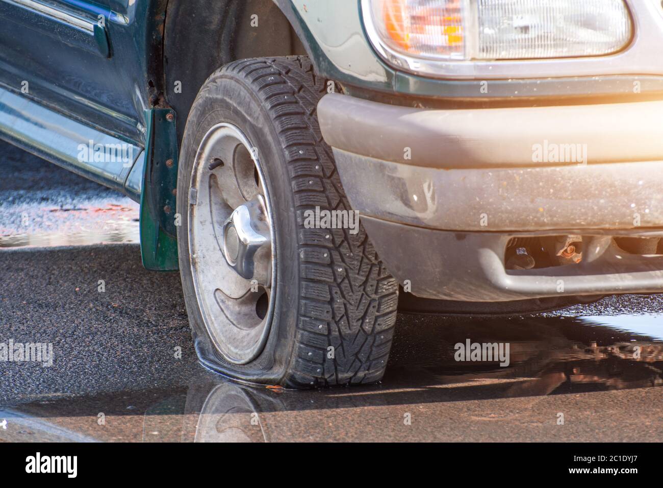 Flat tire front tire on an suv Stock Photo - Alamy