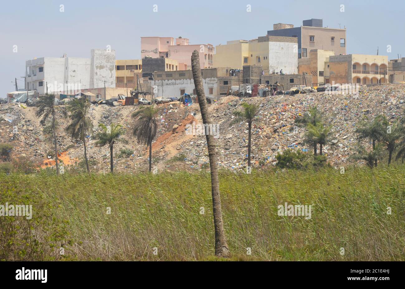 Illegal garbage dump in the natural reserve “Grande Niaye de Pikine ...