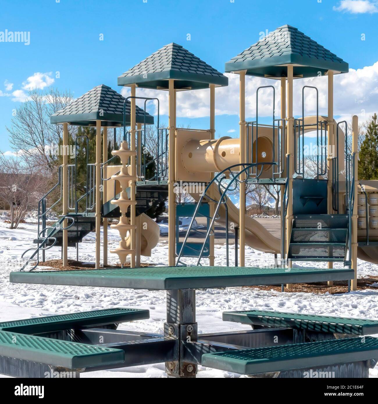 Picnic park table outside architecture hi-res stock photography and ...