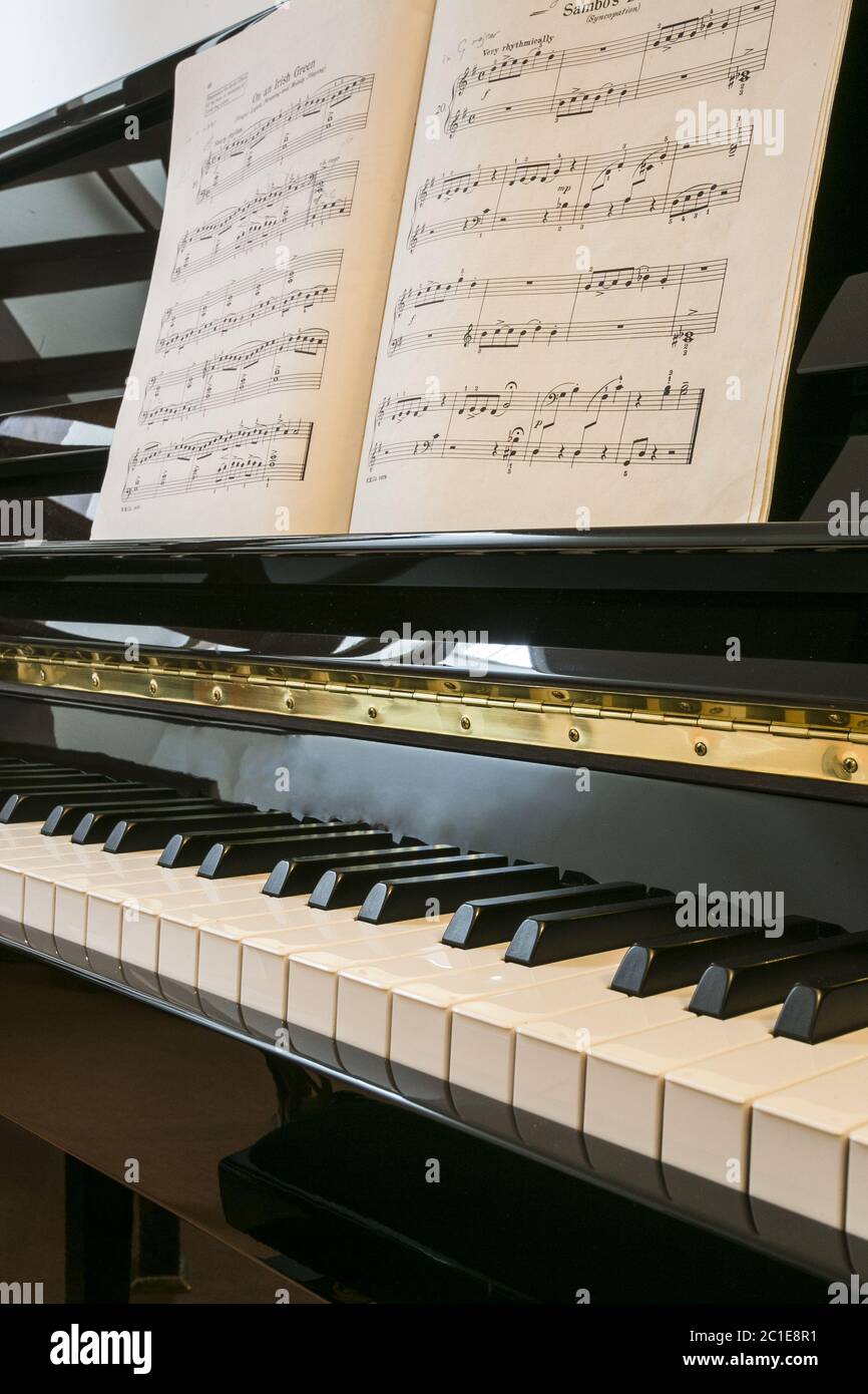Black piano hi-res stock photography and images - Alamy