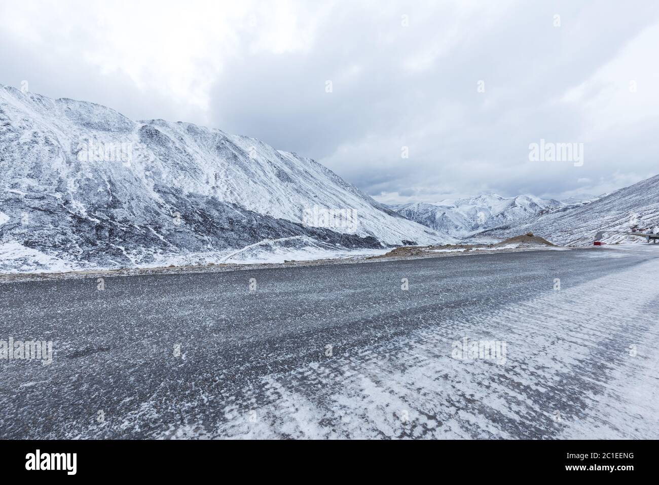Empty road through mountains hi-res stock photography and images - Alamy
