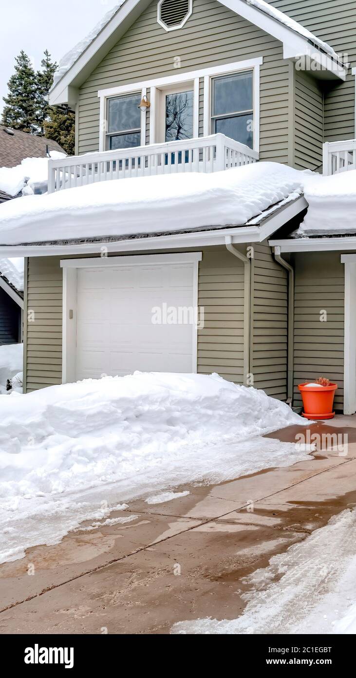 Snowy car in residential garage hi-res stock photography and images - Alamy