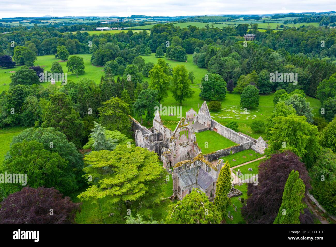 Church and abbey ruins in scotland hi-res stock photography and images ...
