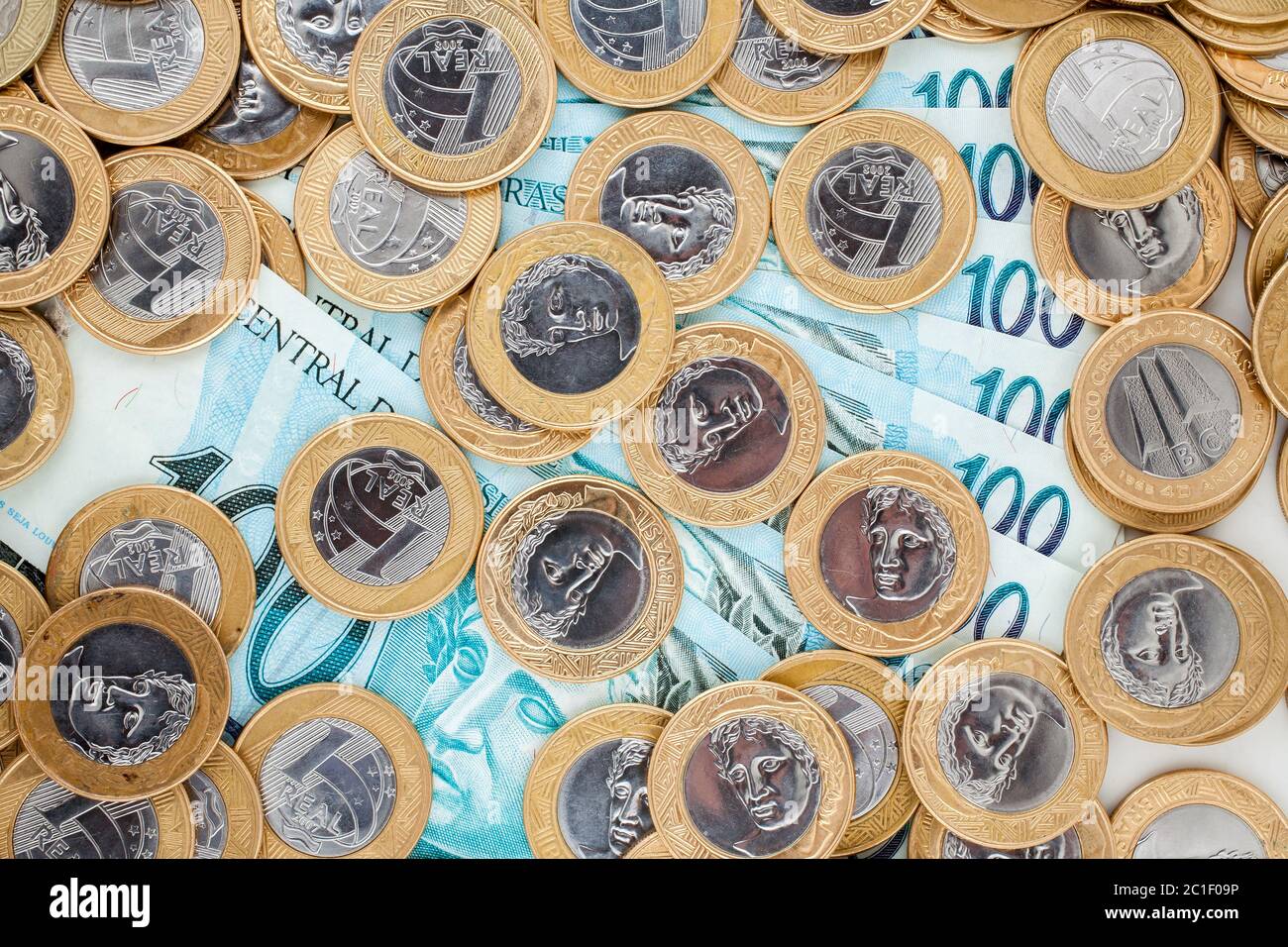 Brazilian 1 Real coins and 100 Reais bank notes Stock Photo - Alamy