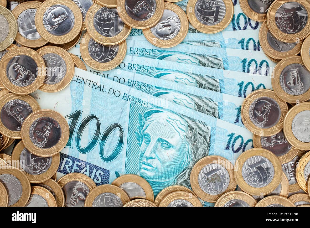 Brazilian 1 Real coins and 100 Reais bank notes Stock Photo - Alamy