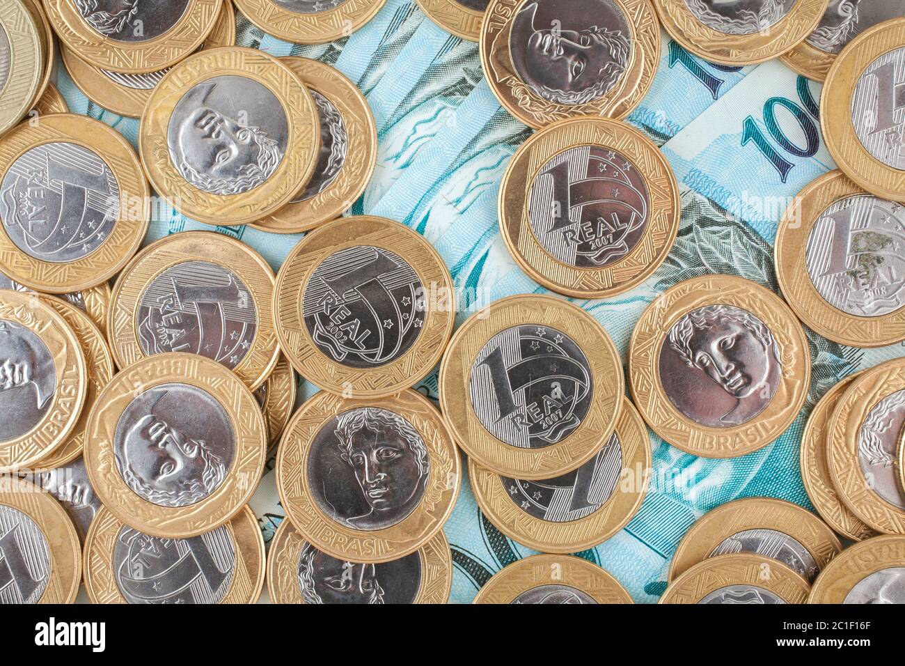 Brazilian 1 Real coins and 100 Reais bank notes Stock Photo - Alamy