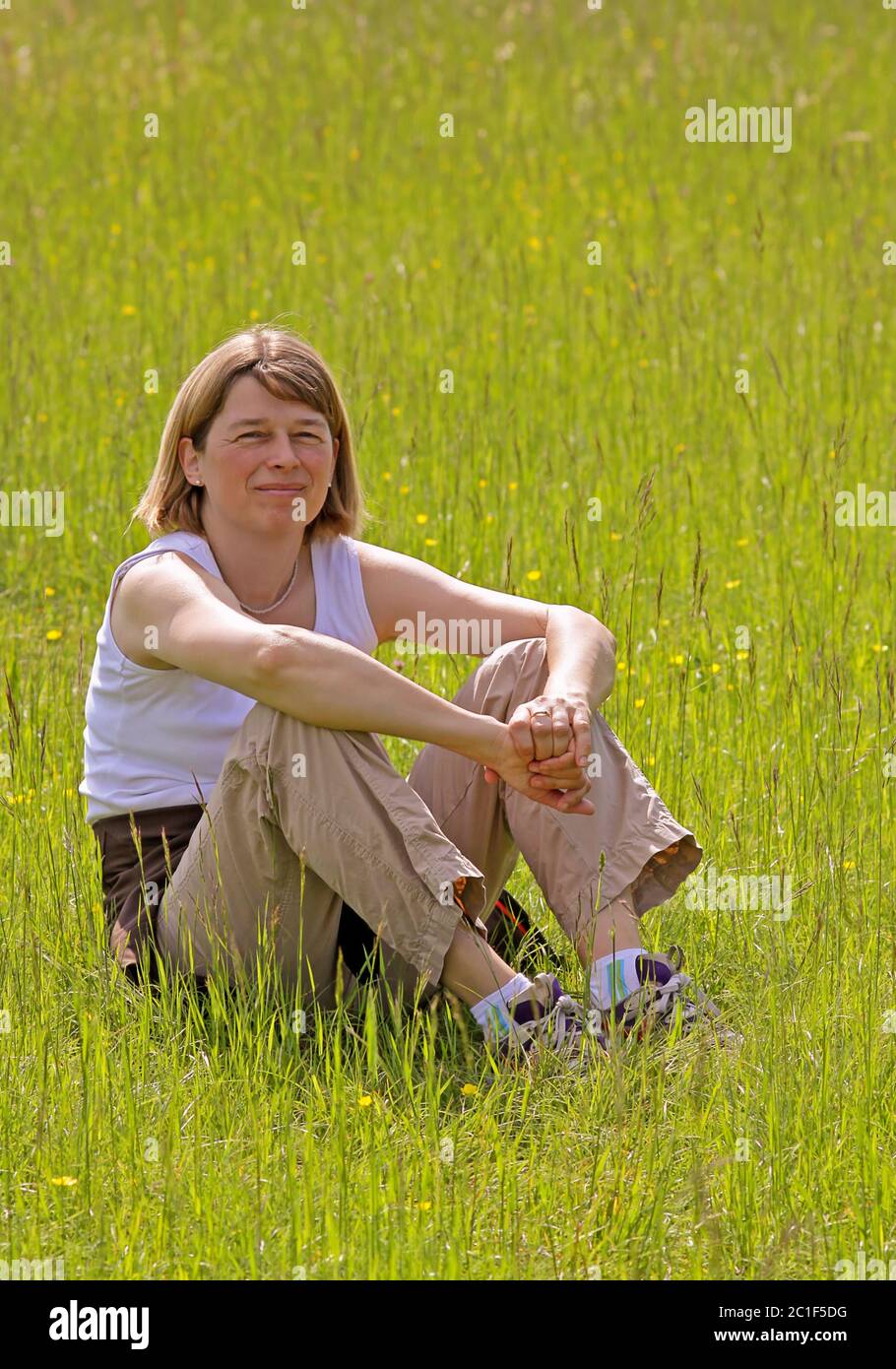 Woman sit nature grass hi-res stock photography and images - Alamy