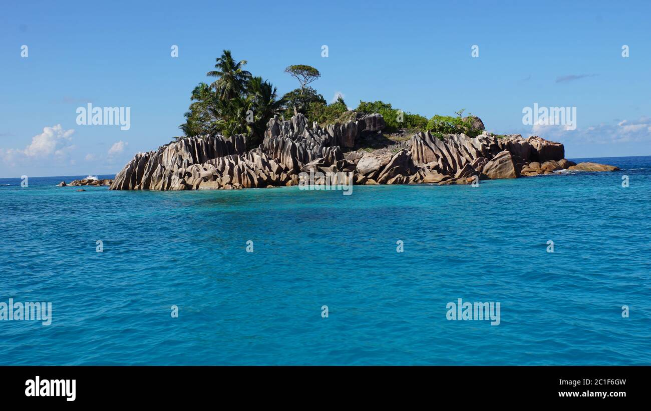amazing tropical landscape on the seychelles islands Stock Photo - Alamy