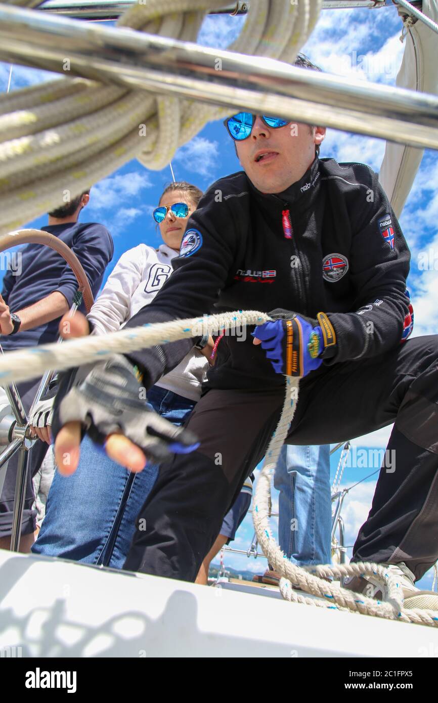 Yachtsman moors pull the rope to moor the boat Stock Photo - Alamy