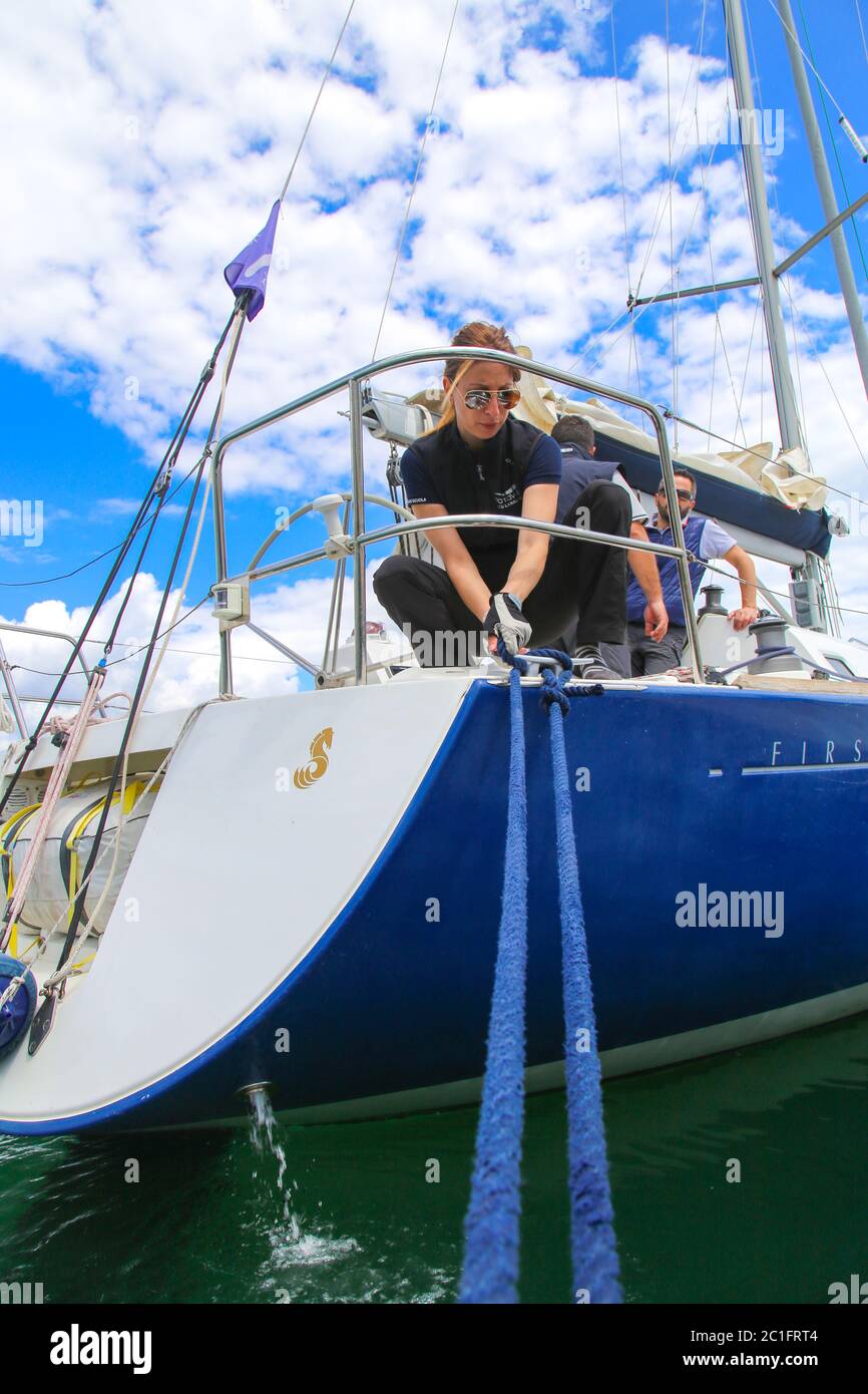 Yachtsman moors pull the rope to moor the boat Stock Photo - Alamy