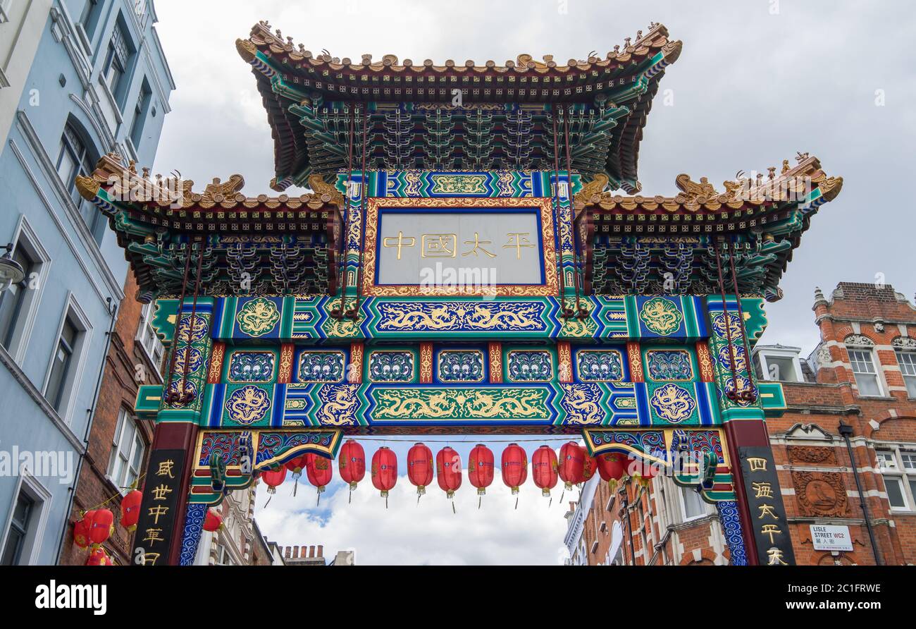 Traditional entrance gate to china town hi-res stock photography and ...
