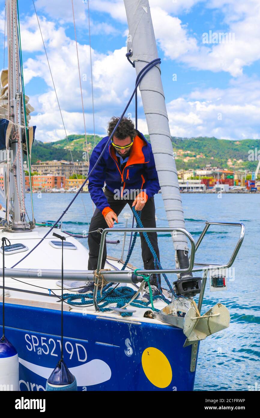 Yachtsman moors pull the rope to moor the boat Stock Photo - Alamy