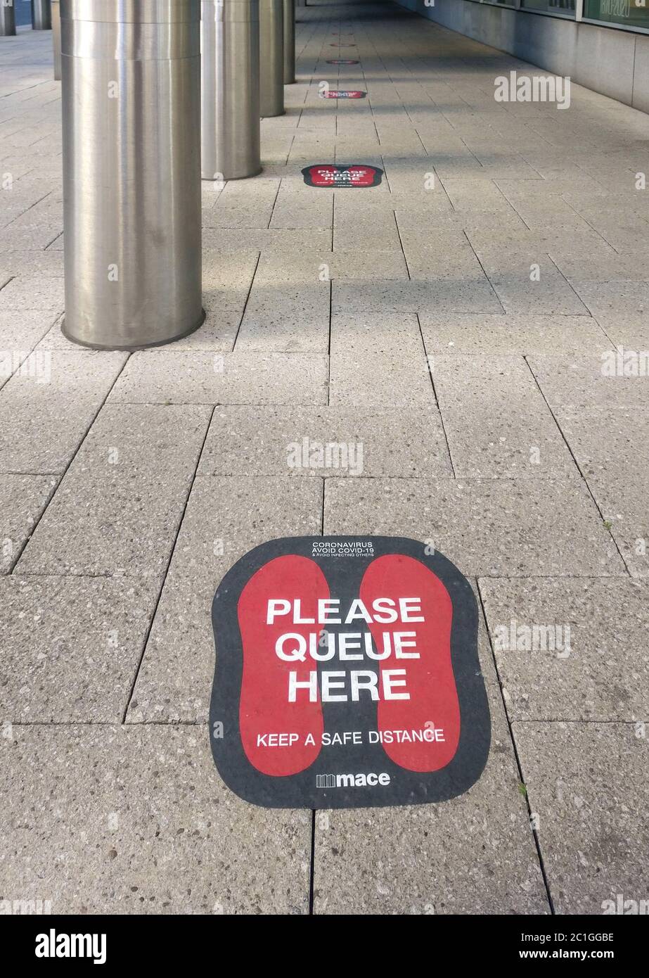 Please queue here sign hi-res stock photography and images - Alamy