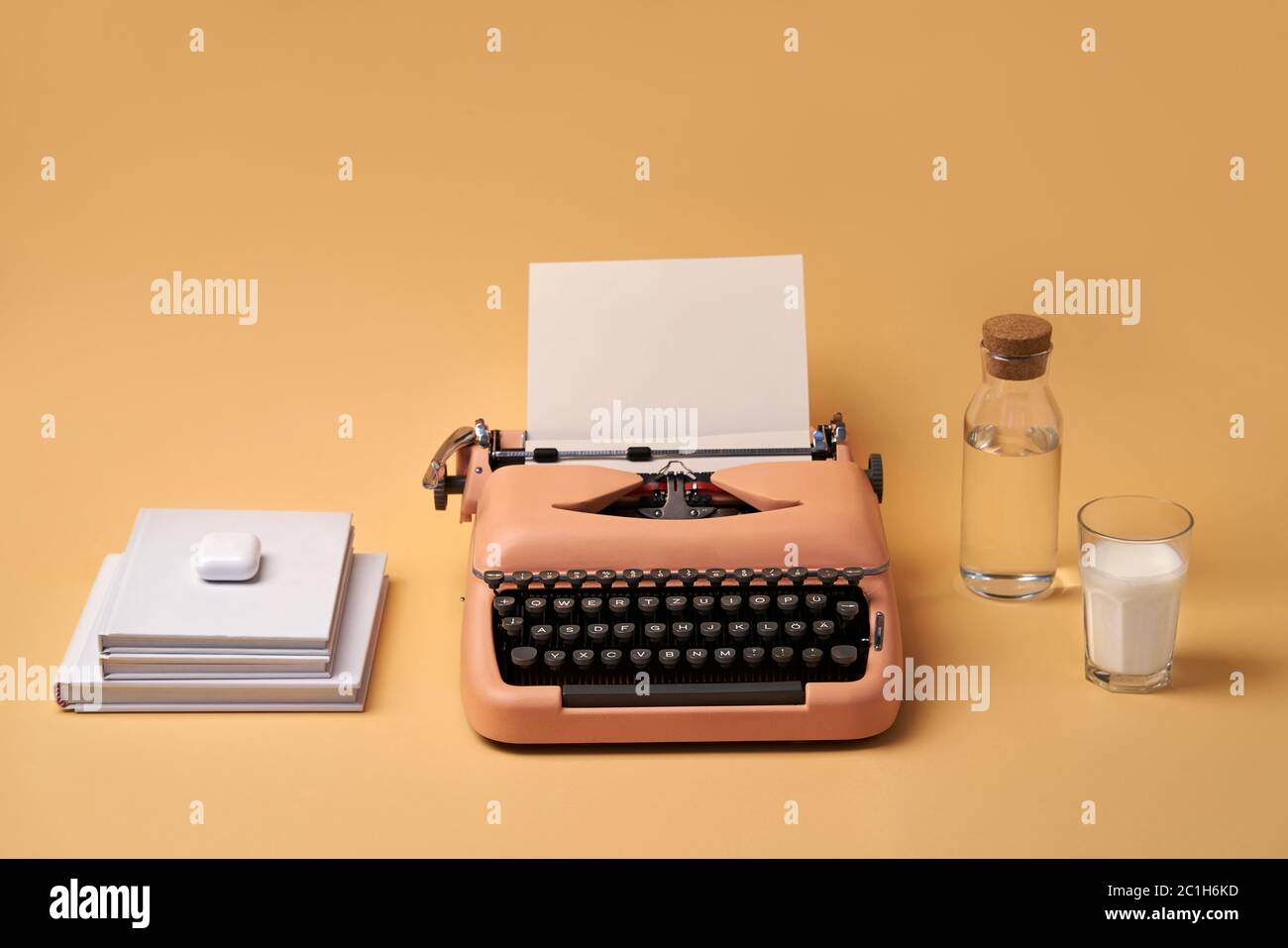 Old typewriter with paper and books hi-res stock photography and images ...