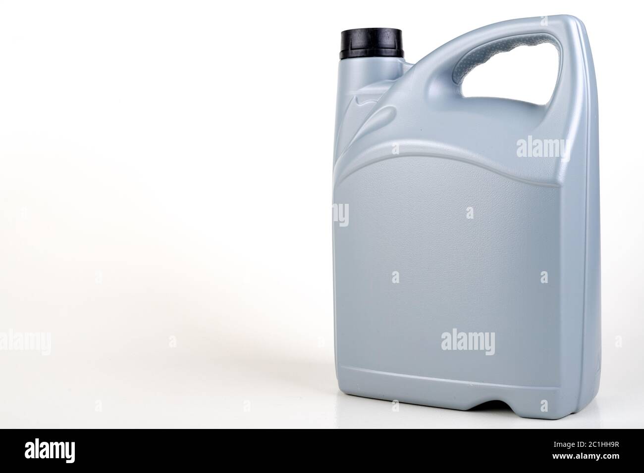 Oil container for passenger car. Maintenance accessories for vehicles ...