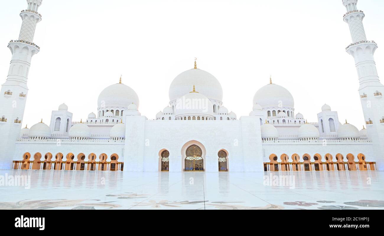 Sheikh Zayed Mosque in the evening. United Arab Emirates Stock Photo ...