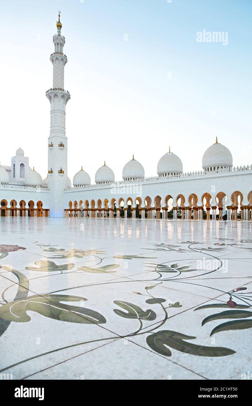 Sheikh Zayed Mosque in the evening. United Arab Emirates Stock Photo ...