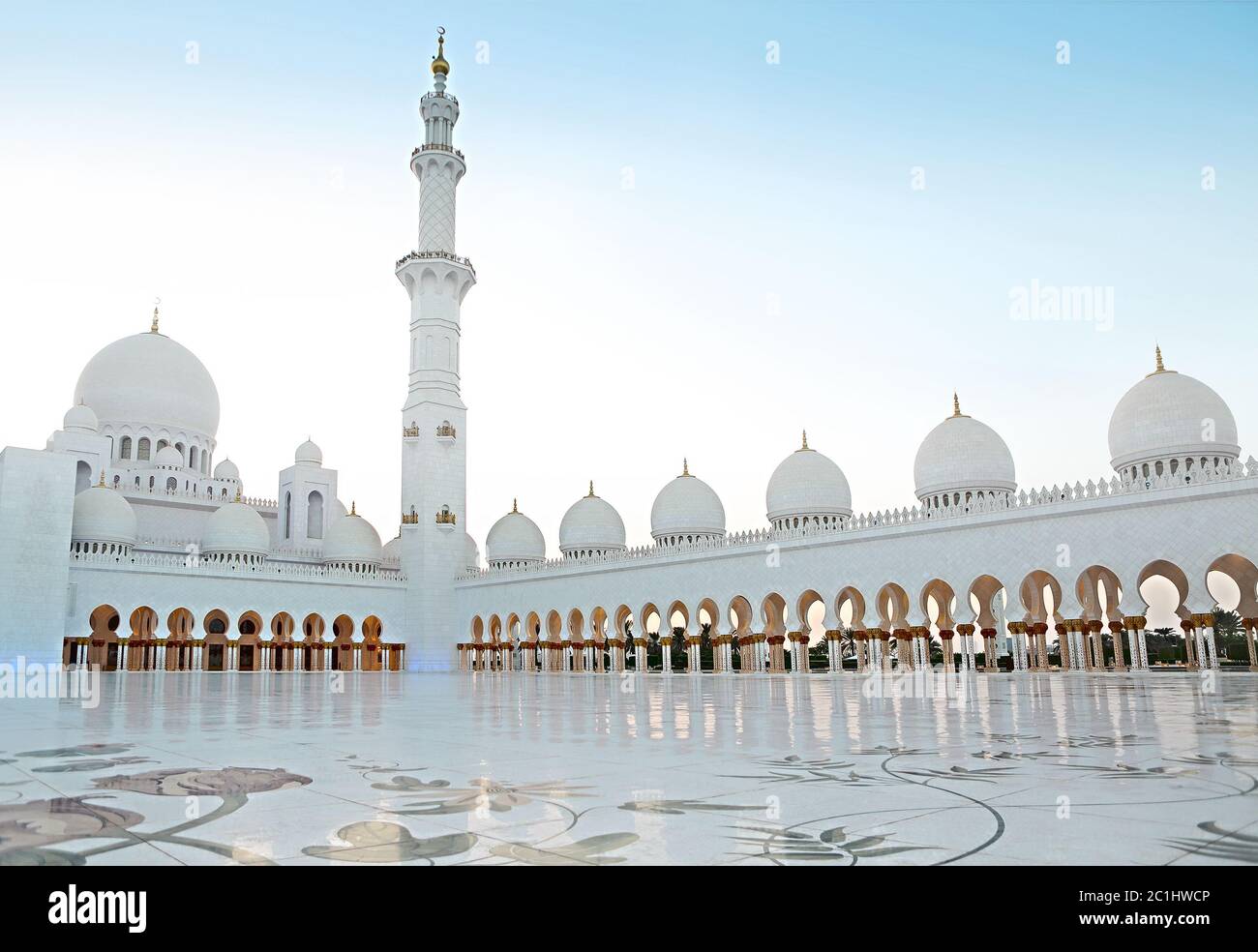 Sheikh Zayed Mosque in the evening. United Arab Emirates Stock Photo ...