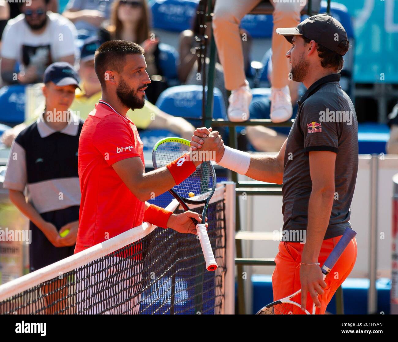 End shake hi-res stock photography and images - Alamy