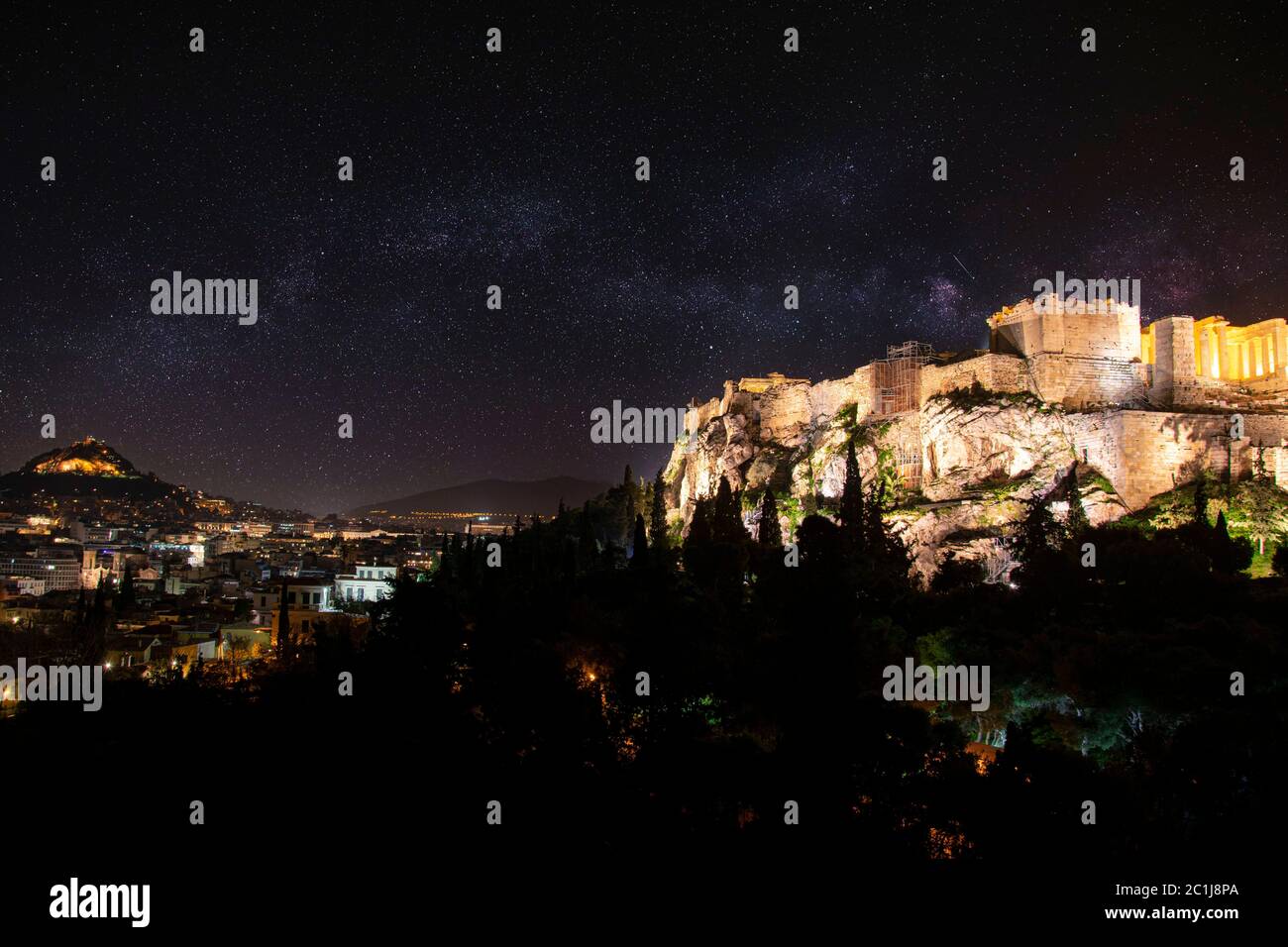 Night view of the illuminated Acropolis of Athens Stock Photo - Alamy