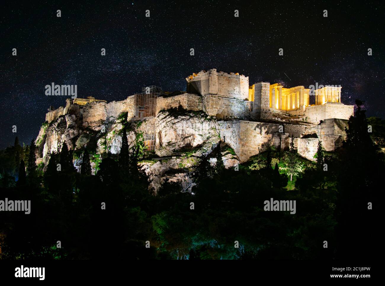 Night view of the illuminated Acropolis of Athens Stock Photo - Alamy