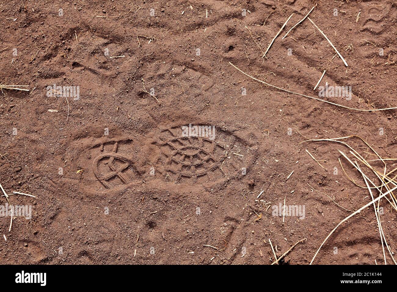 Footsteps on ground - pattern people marks Stock Photo - Alamy