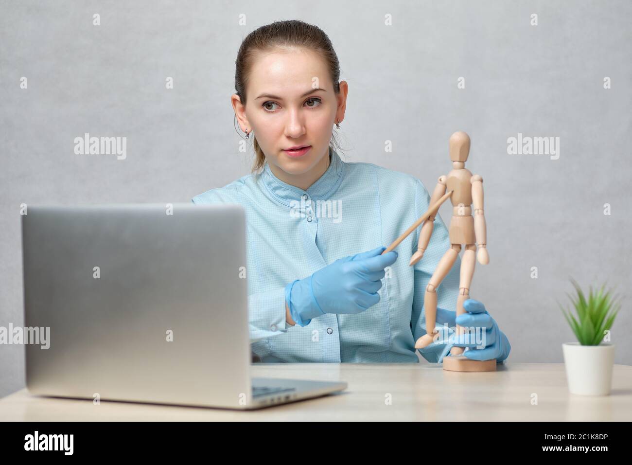Female doctor tells a lecture about problems and diseases of the lungs ...