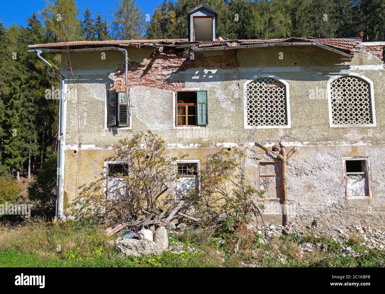 House framework collapse hi-res stock photography and images - Alamy