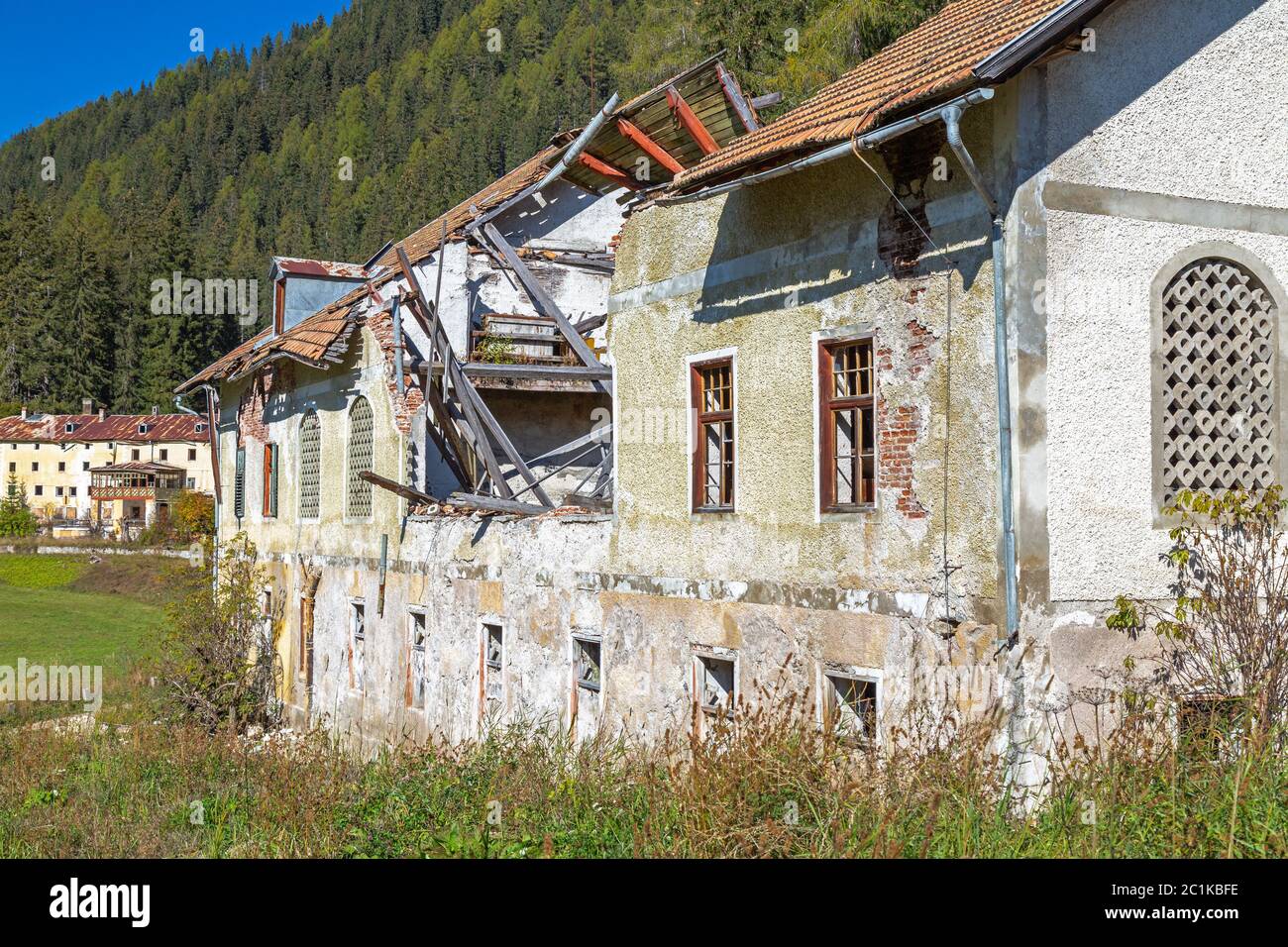 Collapsed building facade hi-res stock photography and images - Alamy