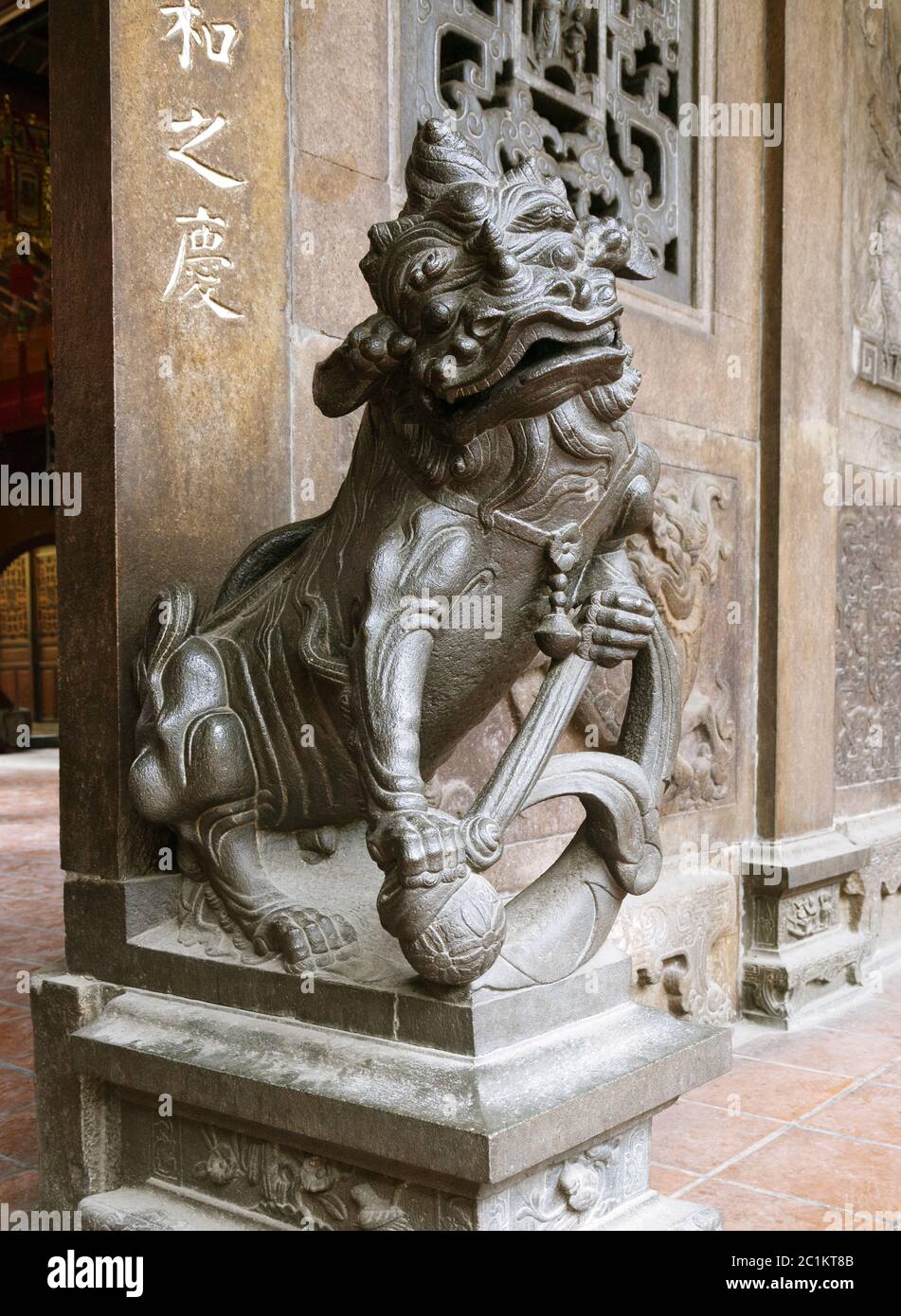 Chinese lion at the entrance of a temple Stock Photo - Alamy