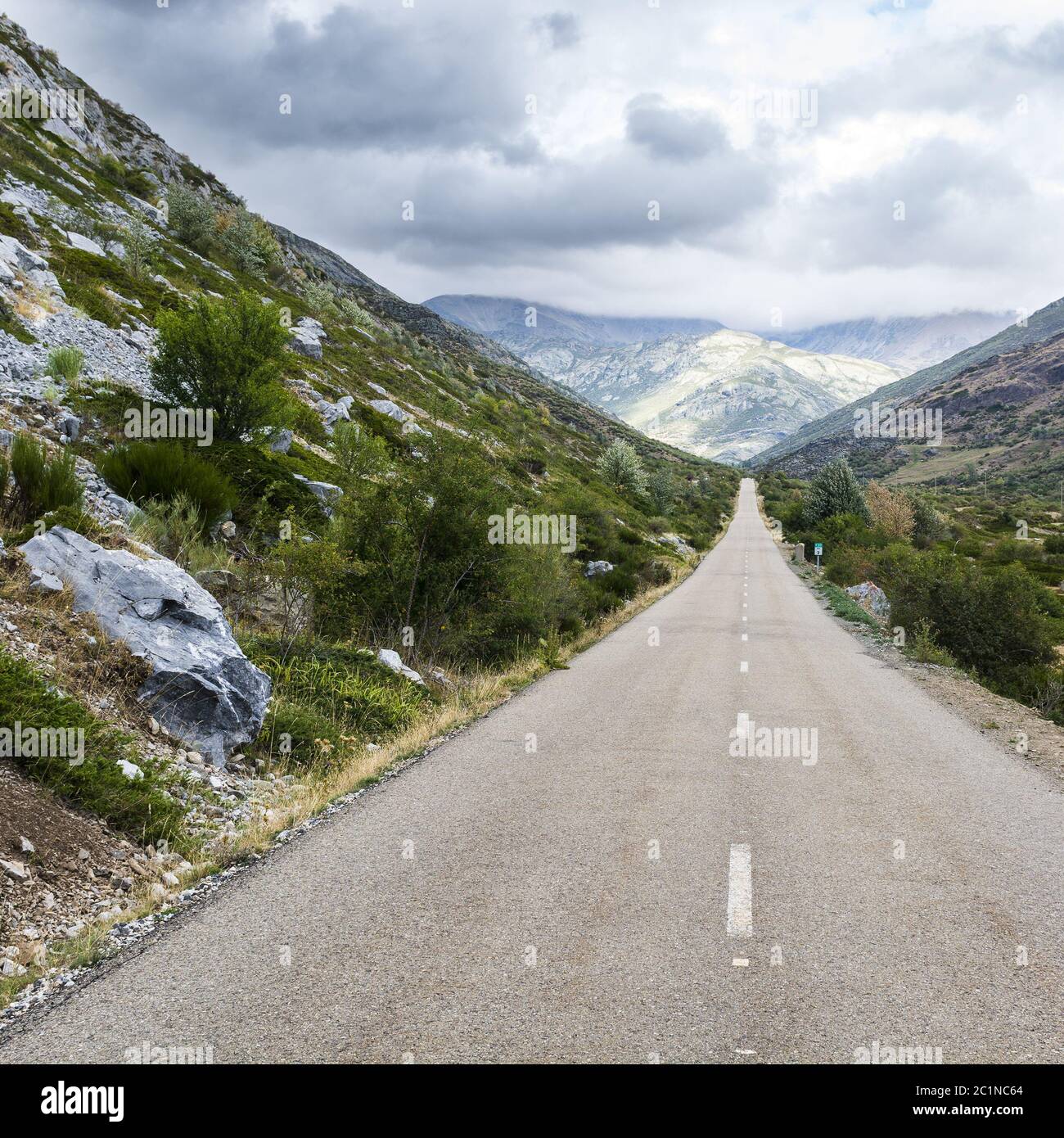 Stright line hi-res stock photography and images - Alamy
