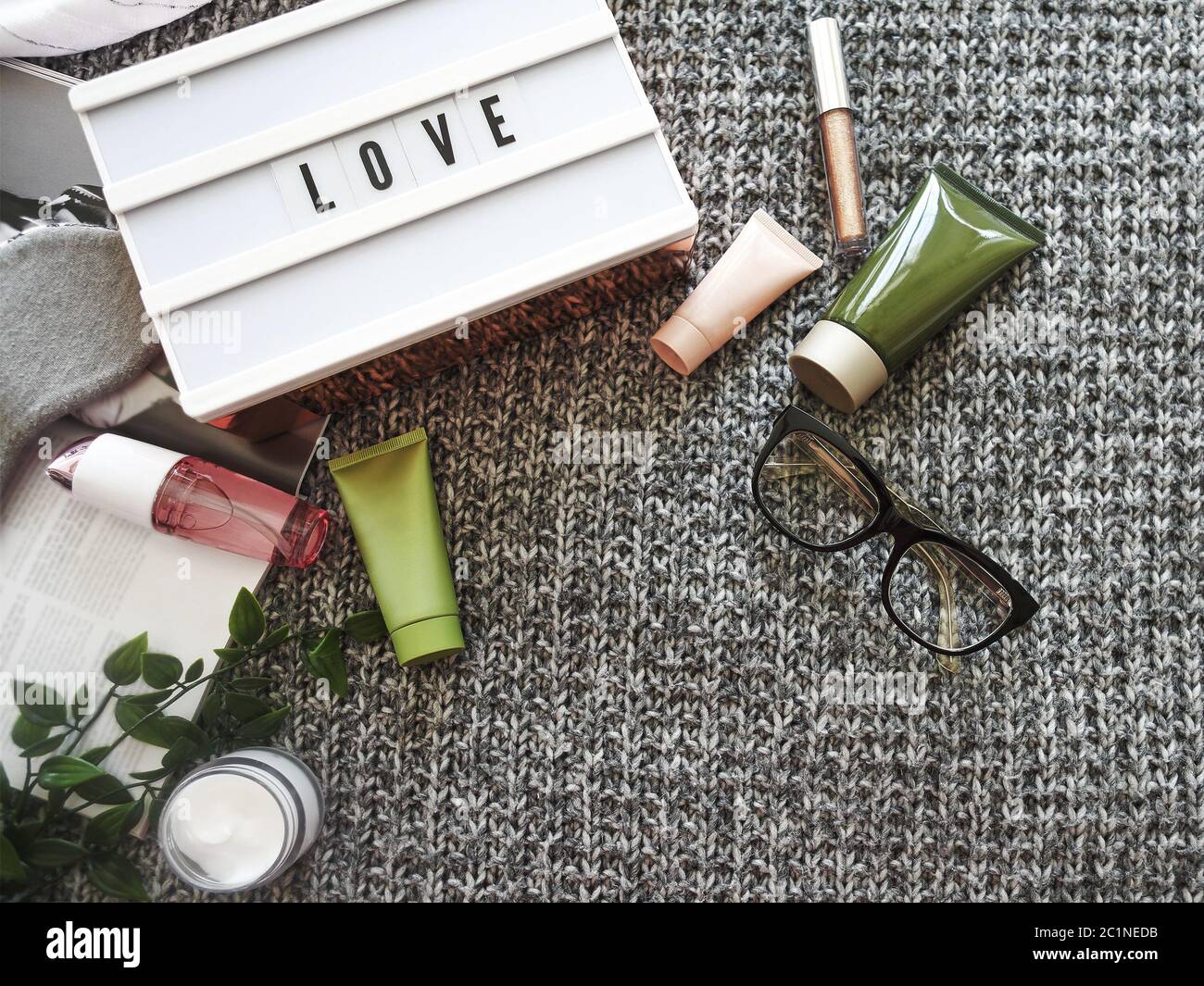 Gold glasses from above hi-res stock photography and images - Alamy