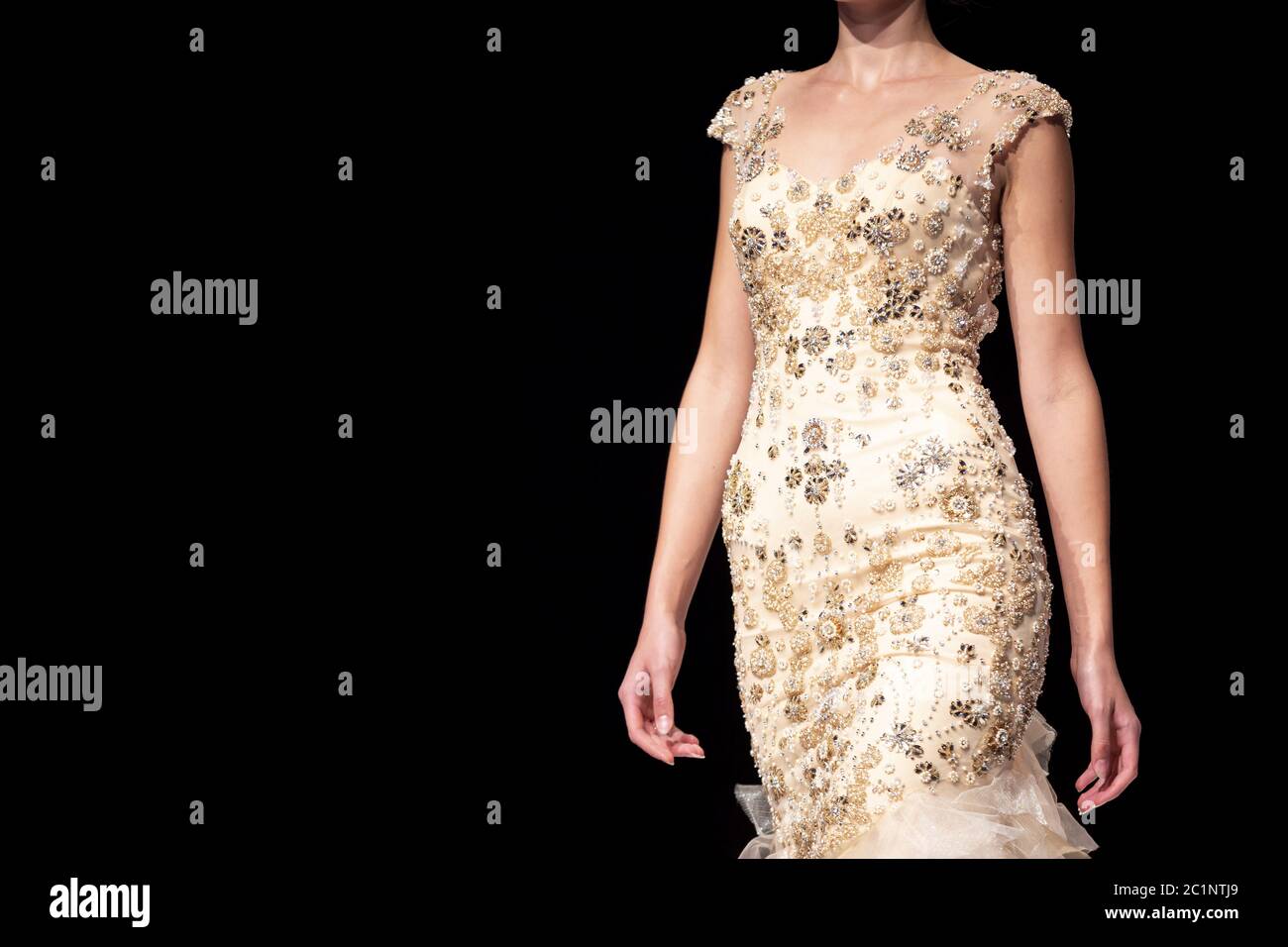 Single model catwalk hi-res stock photography and images - Alamy