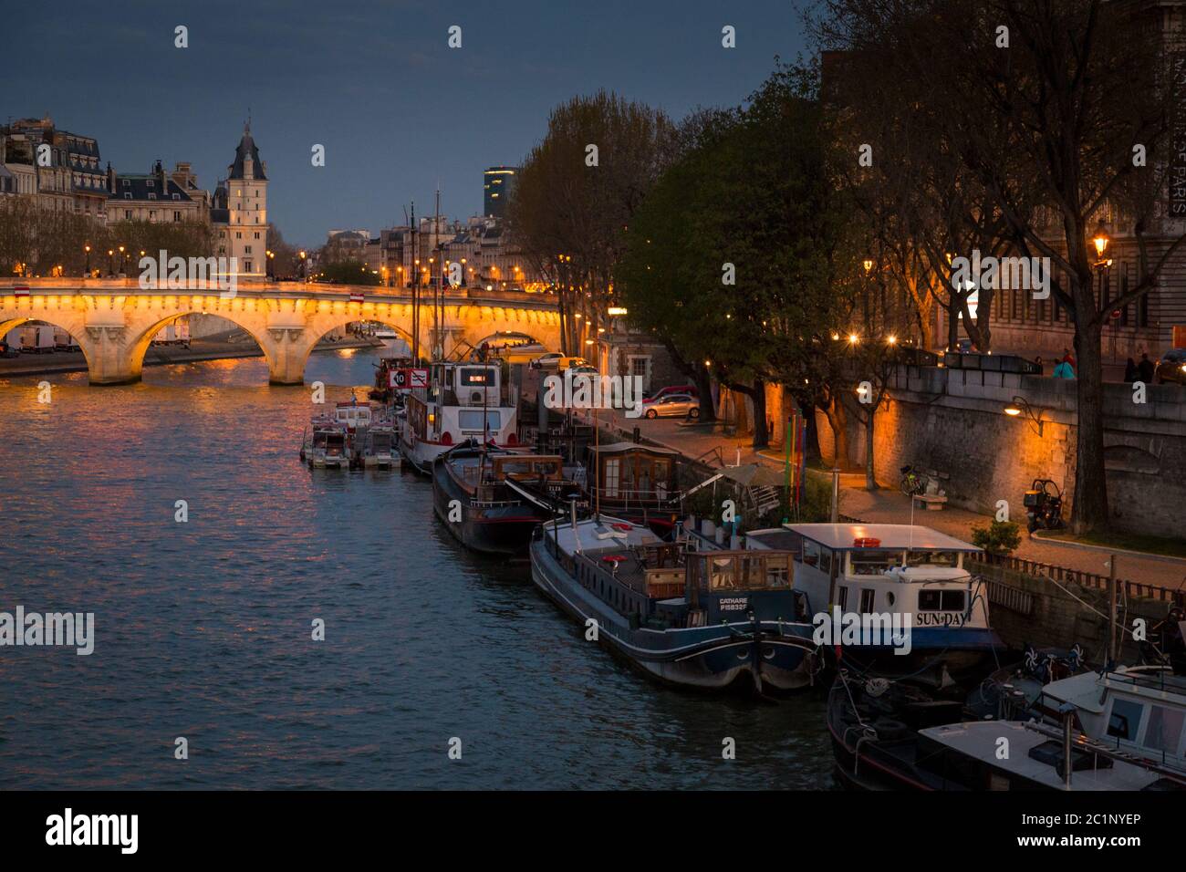 Paris building waterfront hi-res stock photography and images - Alamy