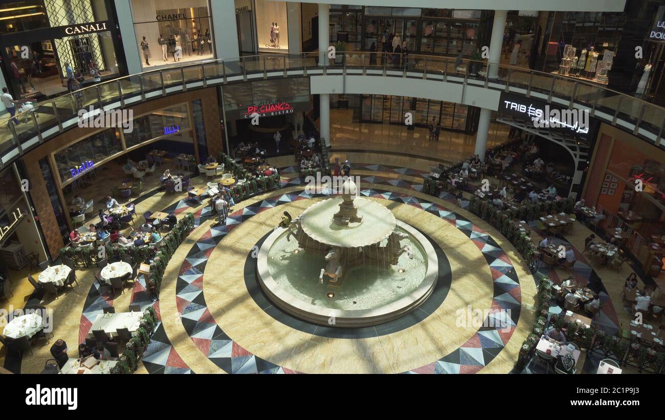 Interior Mall of the Emirates huge shopping and entertainment center ...