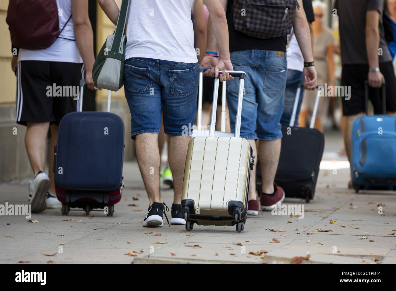 People with suitcases Stock Photo - Alamy